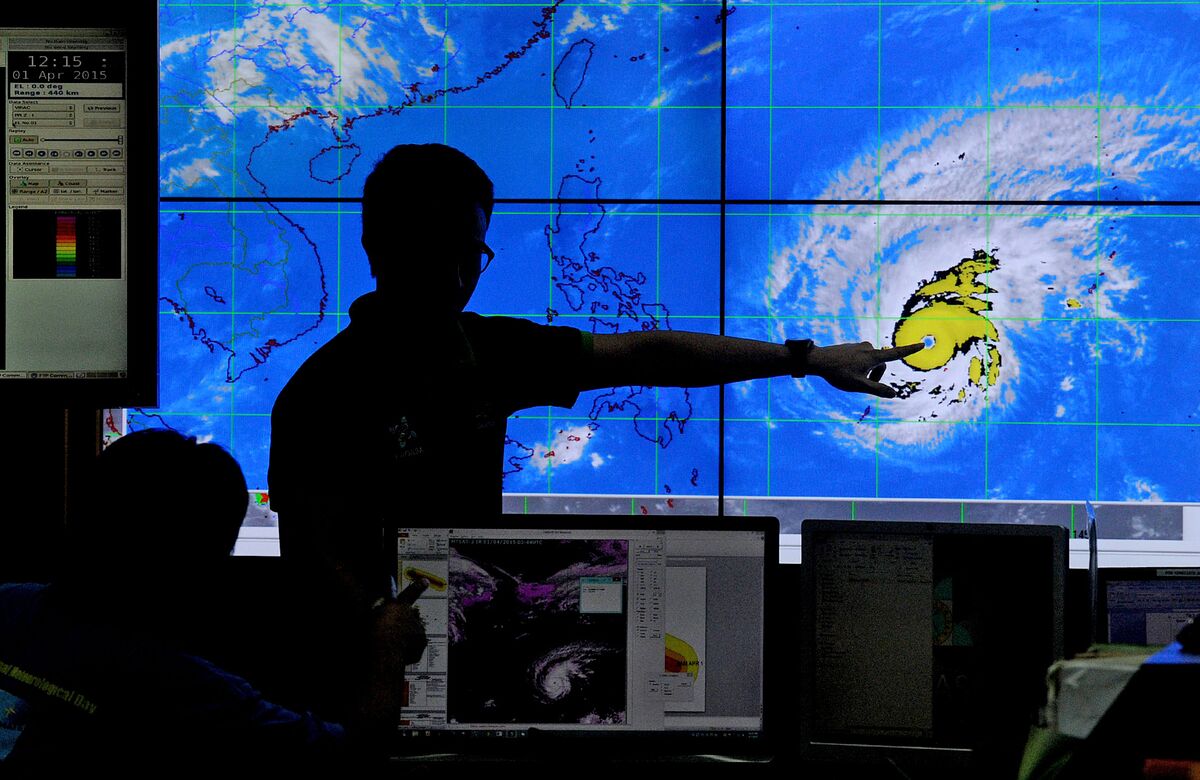 Philippines on Super Typhoon Alert as People Head to Beaches - Bloomberg