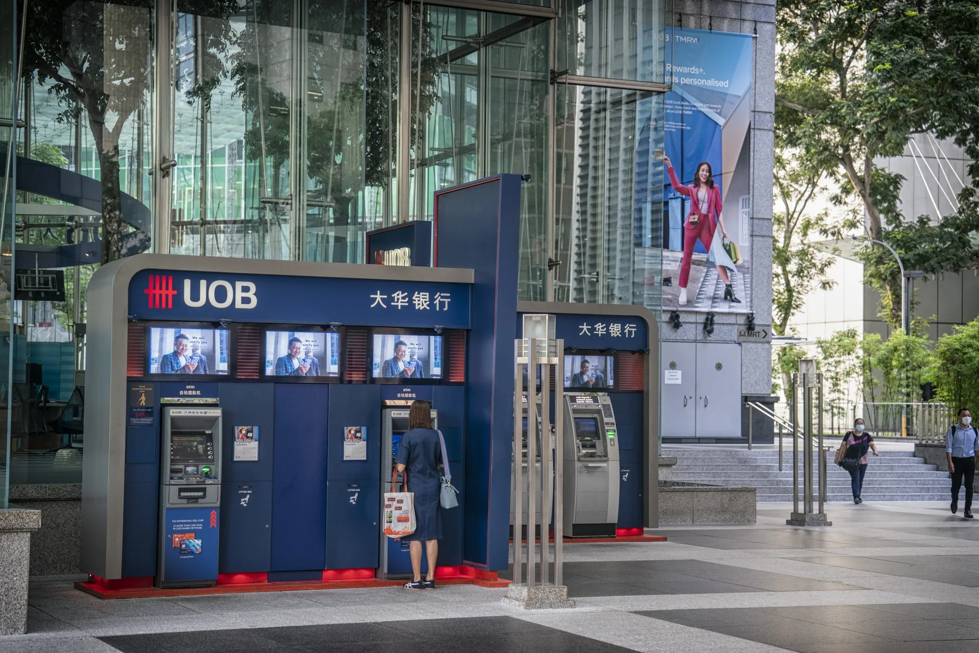 Singapore's UOB Profit Tops Estimates on Interest Income, Lower Charges ...