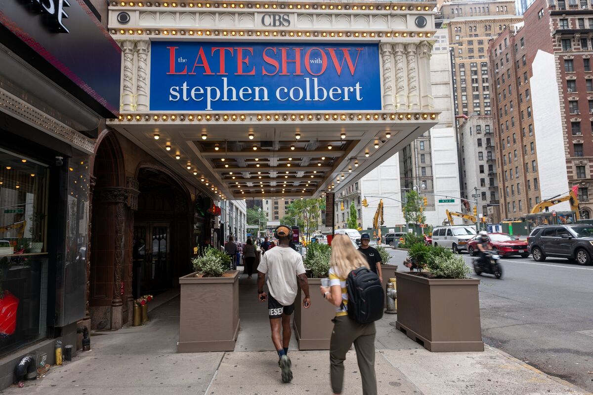 Writers Guild Seeks NY Probe of Colbert Show’s Cancellation - Bloomberg