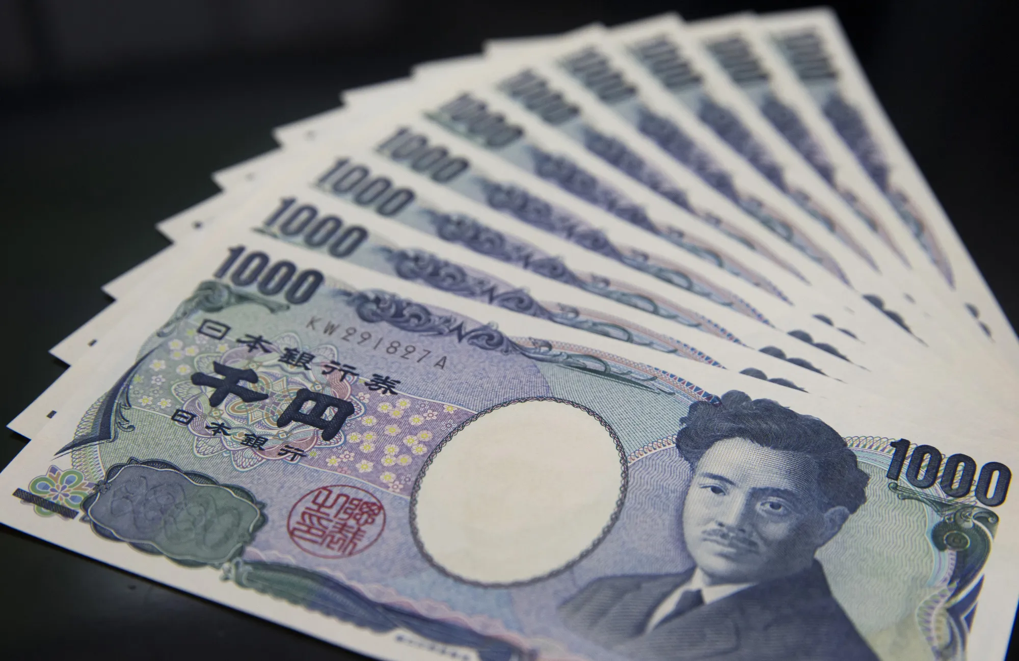 Yen japonés seguiría en alza frente al dólar - Bloomberg