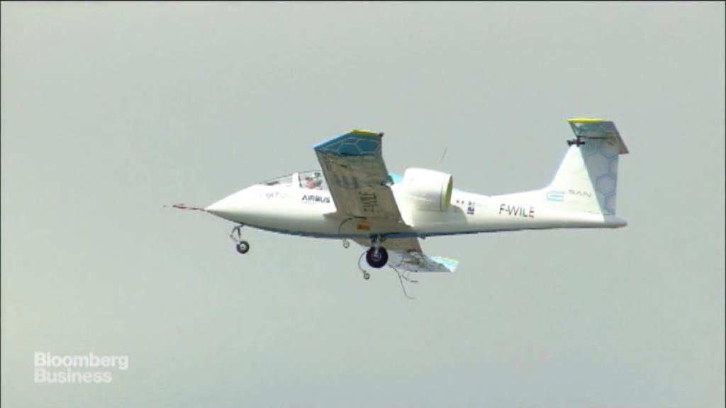 Watch E-Fan All-Electric Plane Makes History - Bloomberg