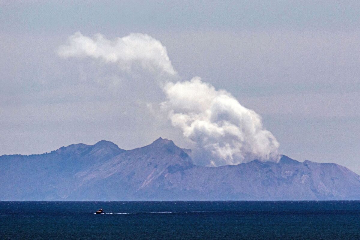 New Zealand Volcano Recovery Teams Resume Search for 2 Bodies - Bloomberg