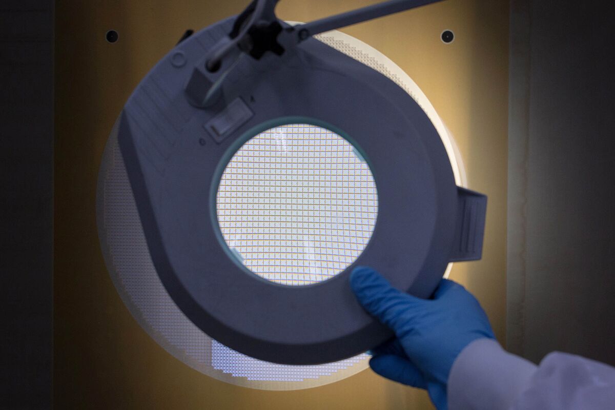 ASML Buys Stake in Carl Zeiss Unit for $1.1 Billion in EUV Step - Bloomberg