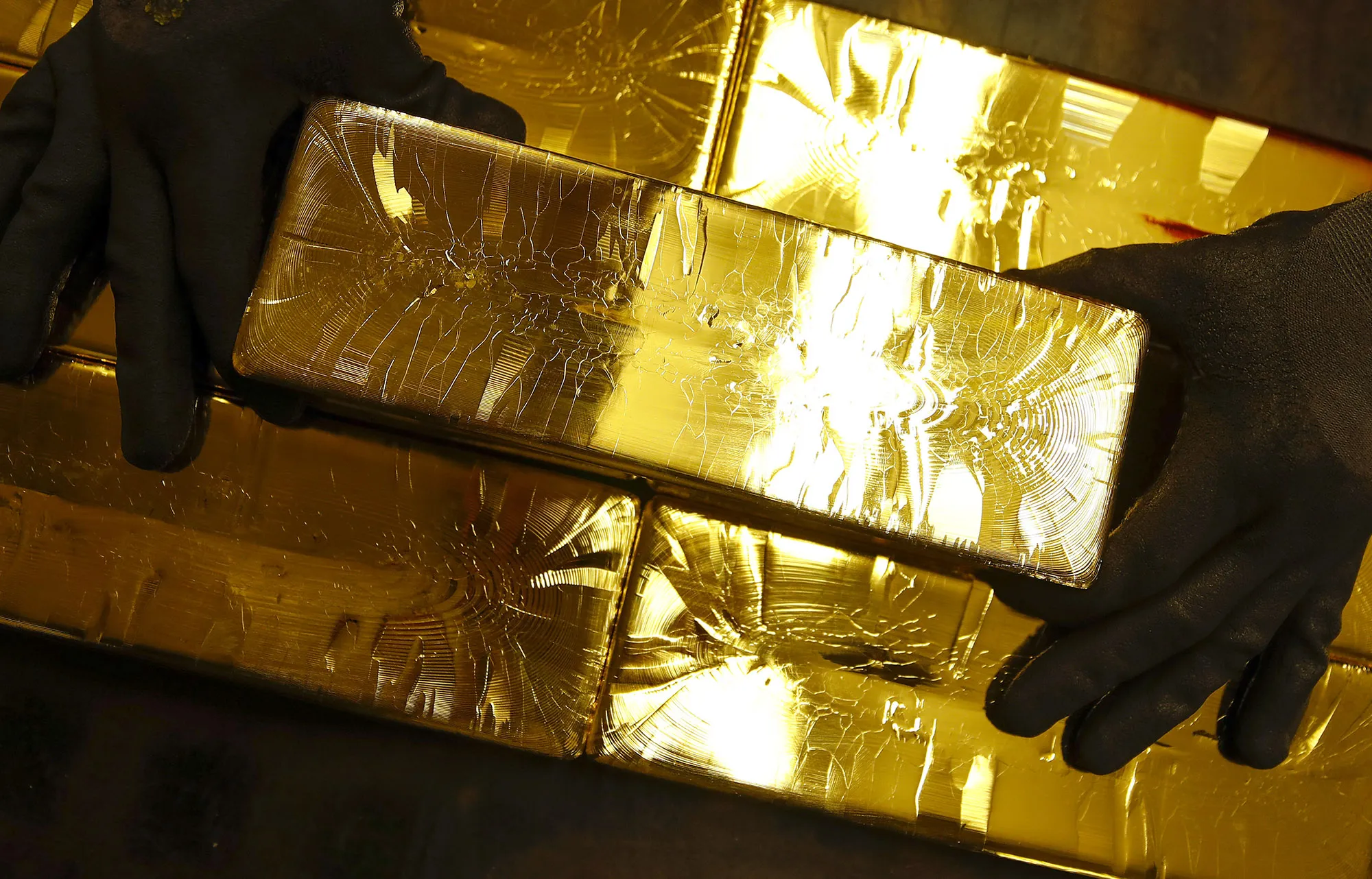 Metallon May Pay Suppliers in Gold Amid Zimbabwe Cash Shortage - Bloomberg