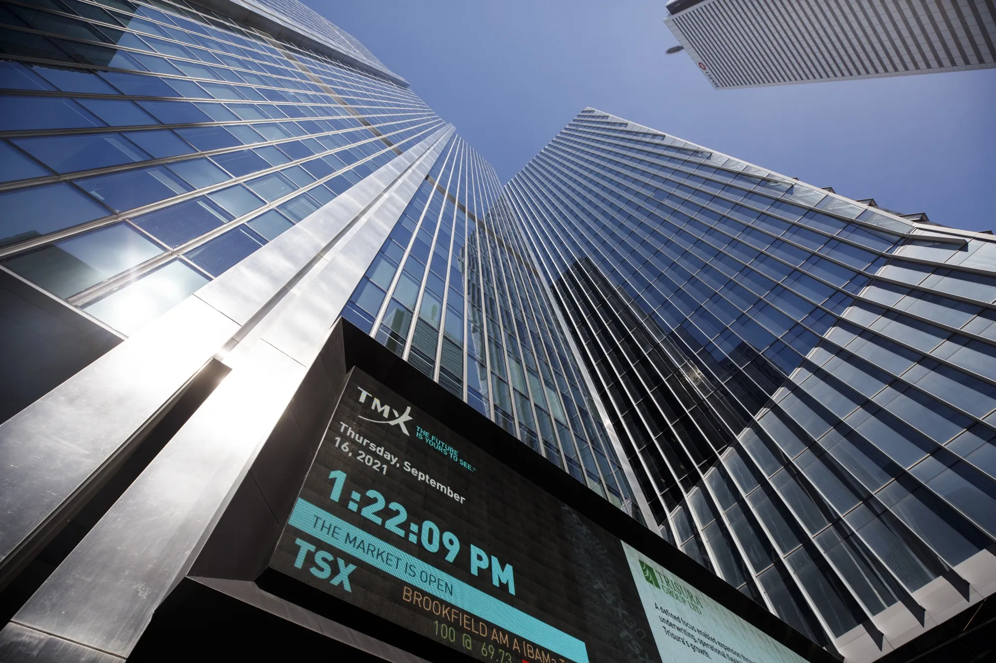 Canadian Stocks Close Out Best Year Since 2009, Led by Energy - Bloomberg