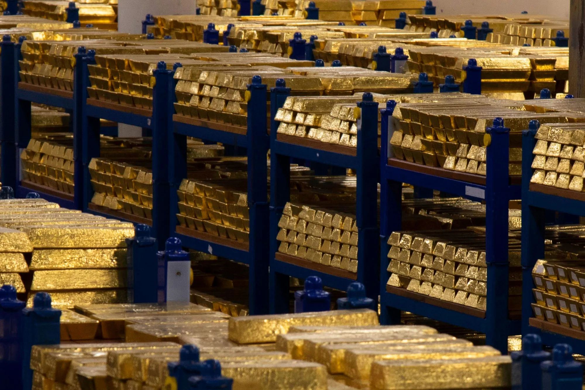 BOE Says Rush to Ship Gold to US Fuels Clamor for Removal Slots - Bloomberg