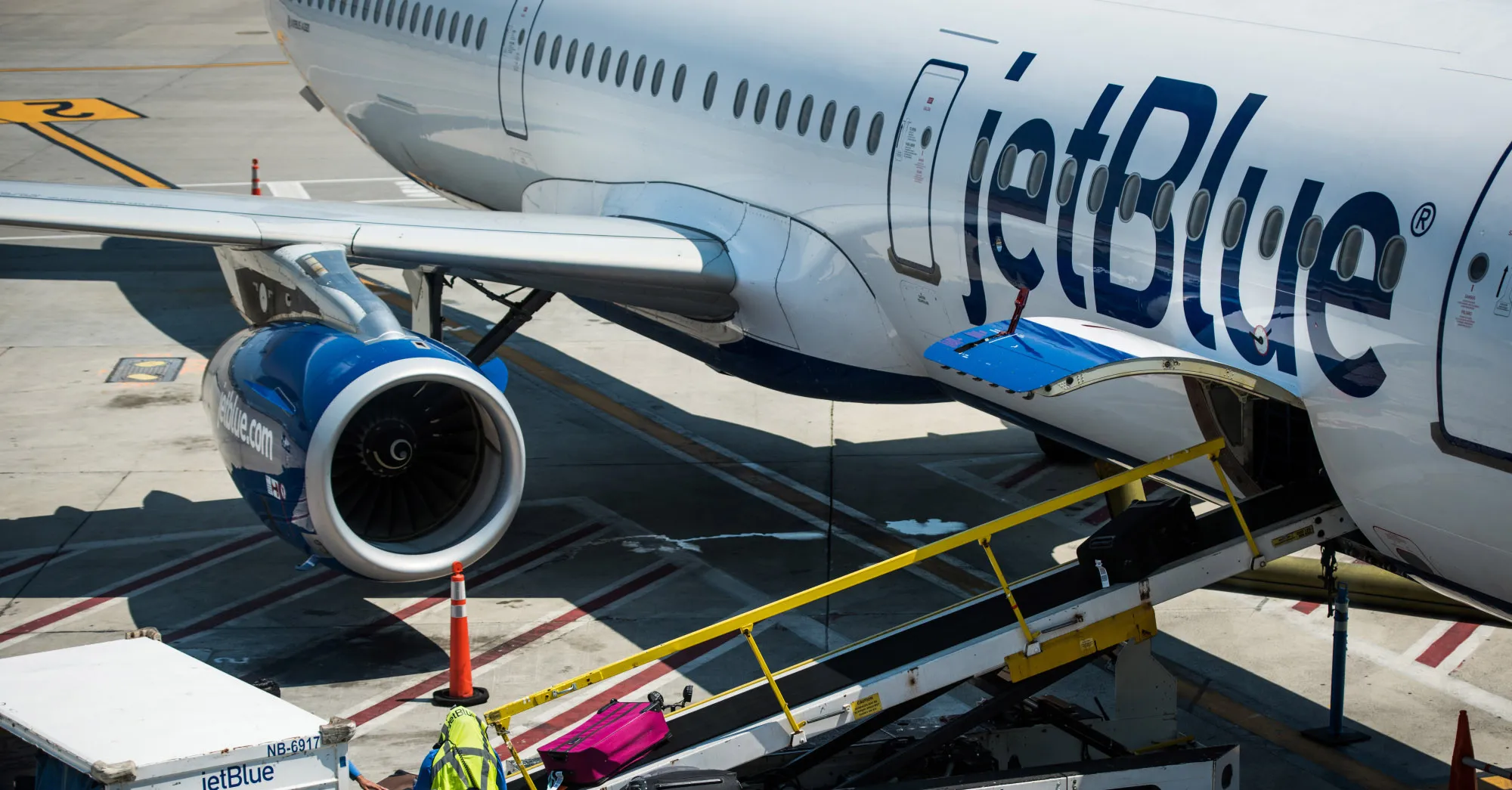 JetBlue (JBLU) to Expand at LAX, Abandoning Long Beach Airport - Bloomberg