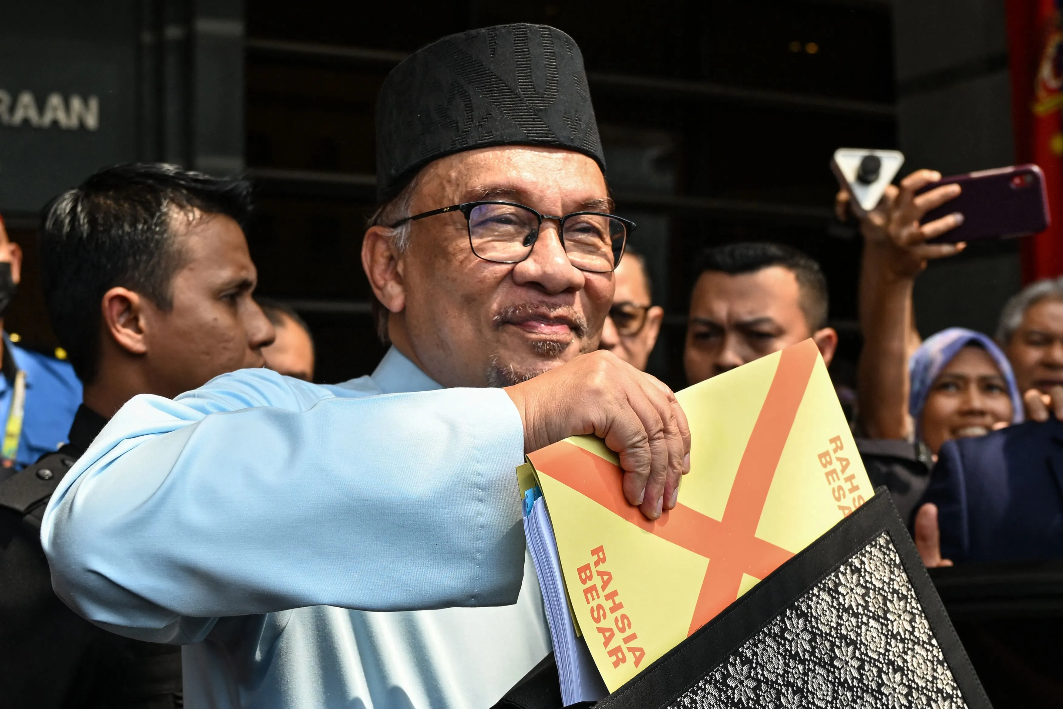 Malaysia PM Anwar Ibrahim Vows Fiscal Discipline in His First Budget ...