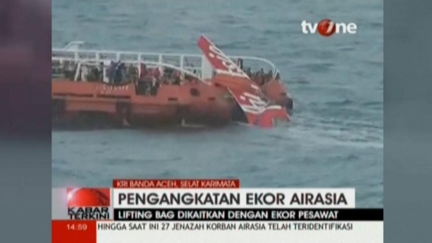 Watch Indonesia Recovers Tail of AirAsia Jet From Java Sea (Video ...