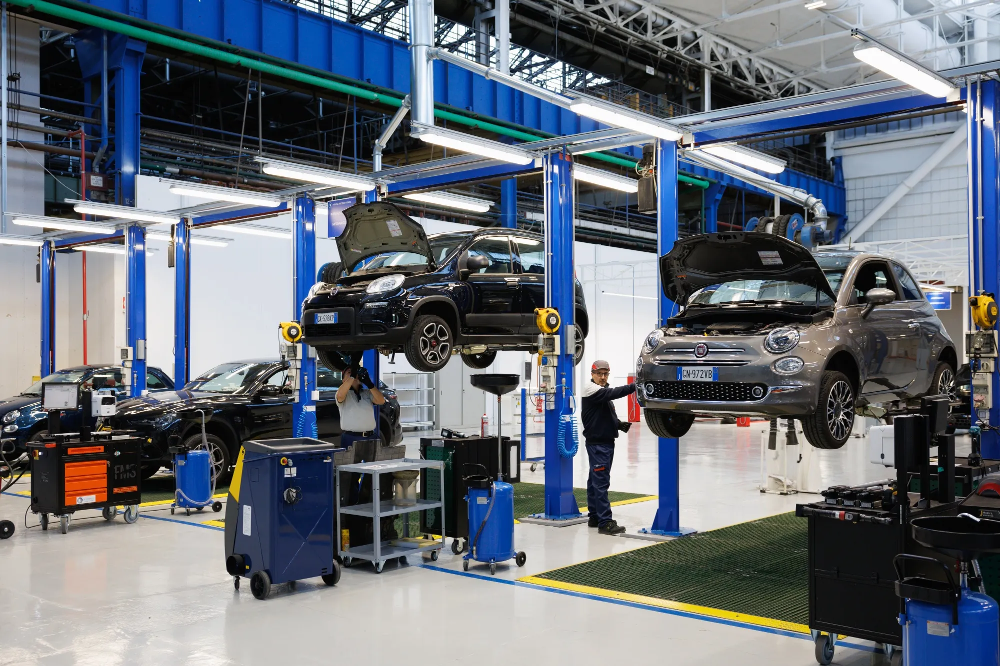 Stellantis busca engenheiros no Brasil e Índia para economizar - Bloomberg