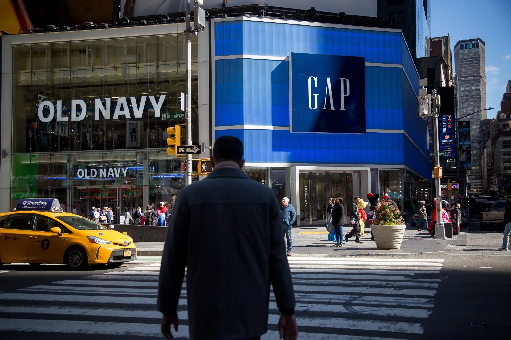 Gap (GPS) Stock Tumbles as Downbeat Forecast Follows Quarterly Sales ...