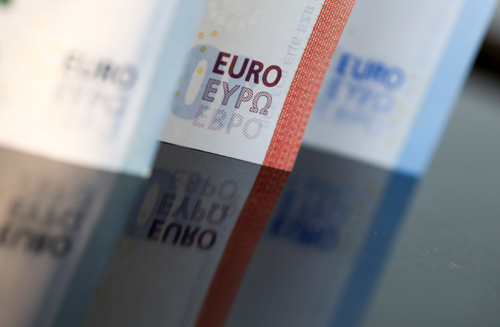 Euro Recovery Odds Seen Rising on Signs of Stabilizing Economy - Bloomberg