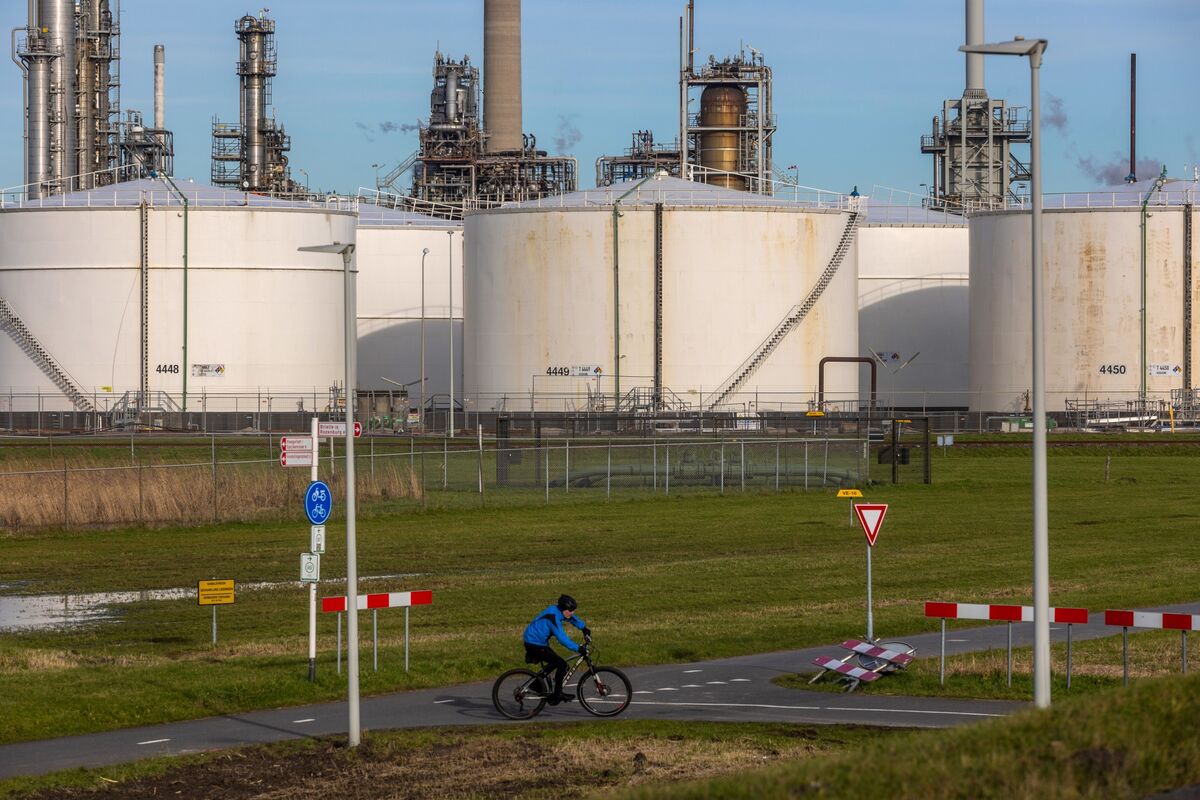 Oil Surplus Shrinks Again on Sanctions and Demand, IEA Says - Bloomberg