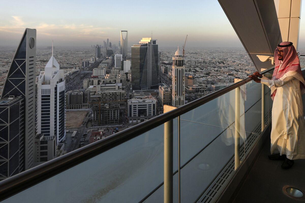 Saudi Quarterly Budget Deficit Narrows With Oil Income Surge - Bloomberg