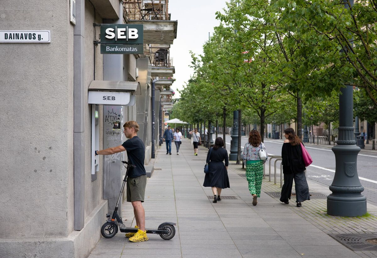 SEB Posts Third-Quarter Profit Beat Supported by Trading - Bloomberg