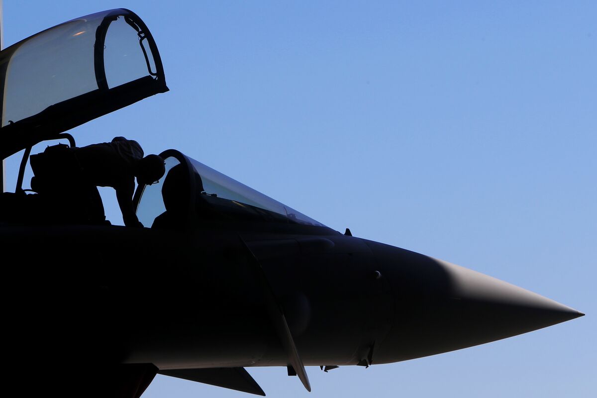 Japan Weighs Defense Exports as It Shows Off Fighter Jet Plans - Bloomberg