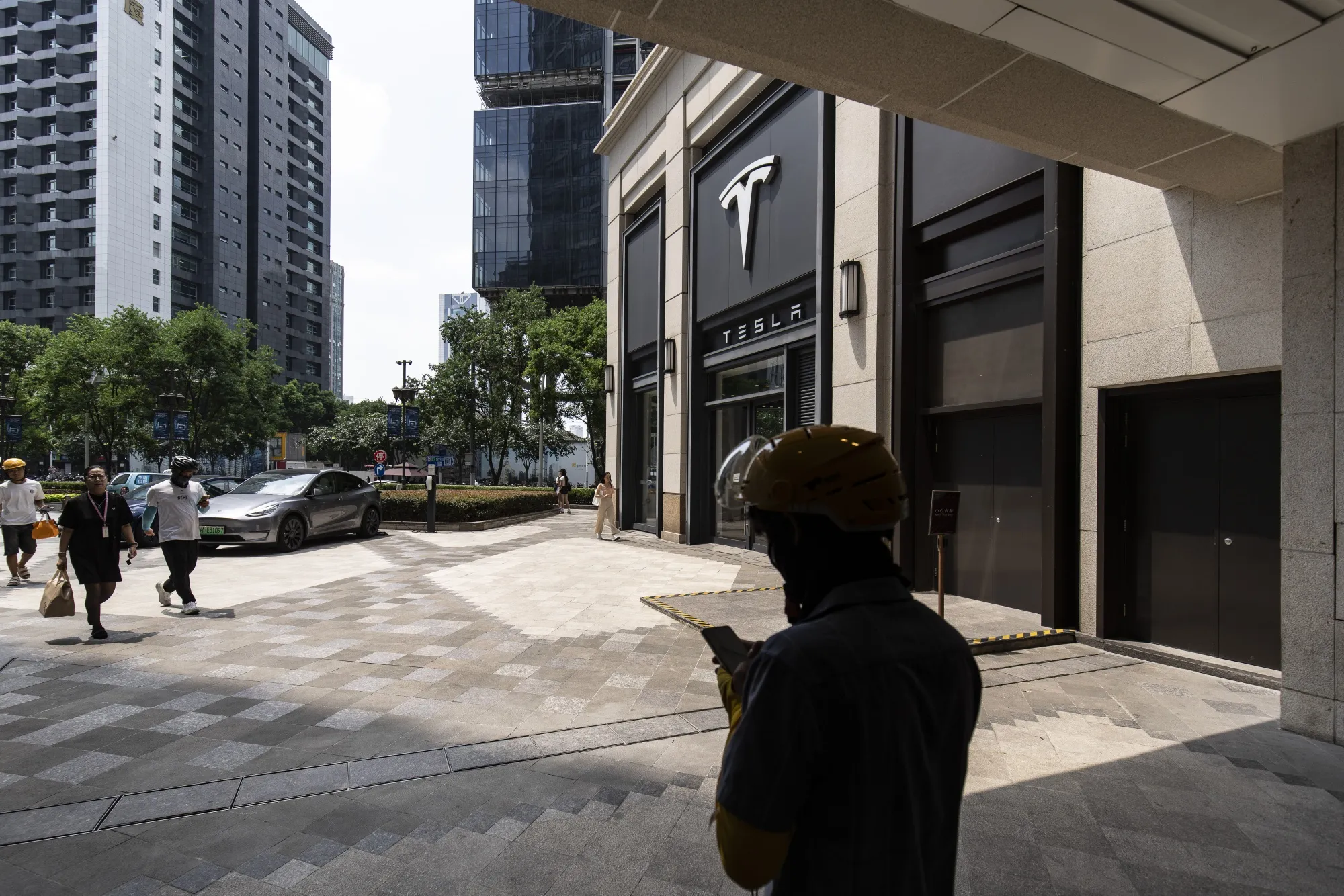 Tesla China Shipments Fell 7% Last Year as EV Maker Lost Ground - Bloomberg