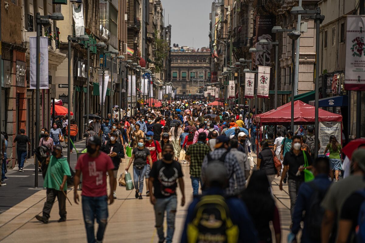 Mexico’s Poverty Rate Falls to 36.3% in 2022 From 43.9% in 2020 - Bloomberg
