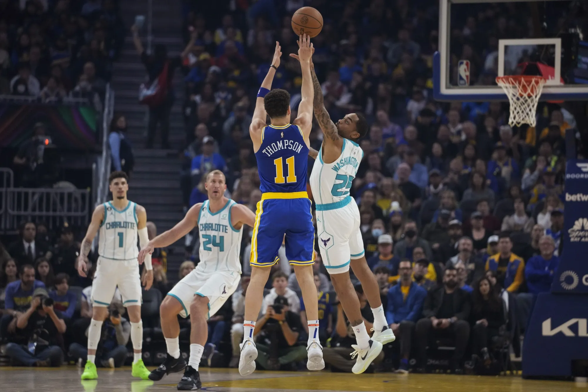 Klay Thompson Scores 29, Leads Warriors Past Hornets 110-105 - Bloomberg