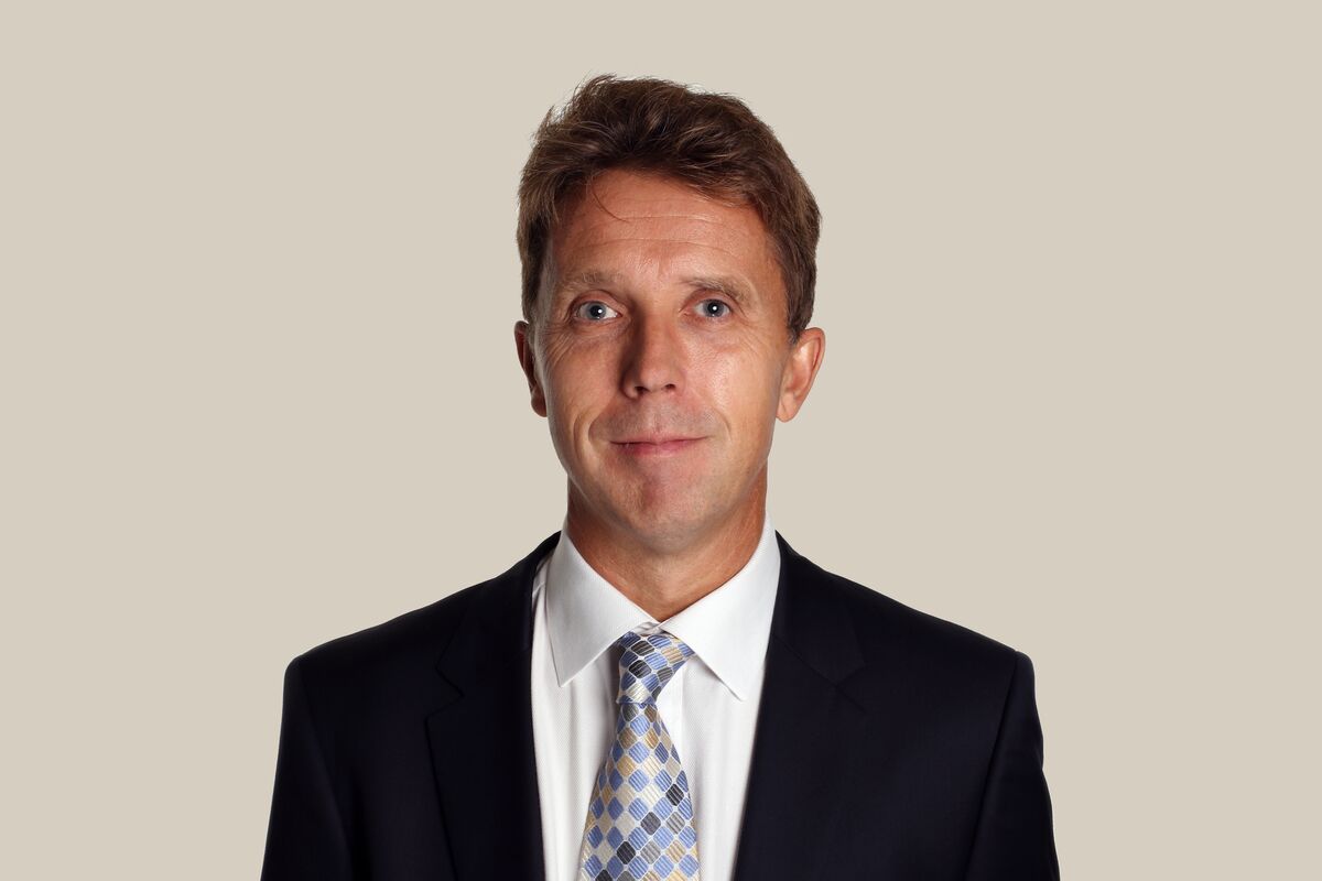 Michael Saunders Says UK’s Most Painful Period Is Still Ahead - Bloomberg