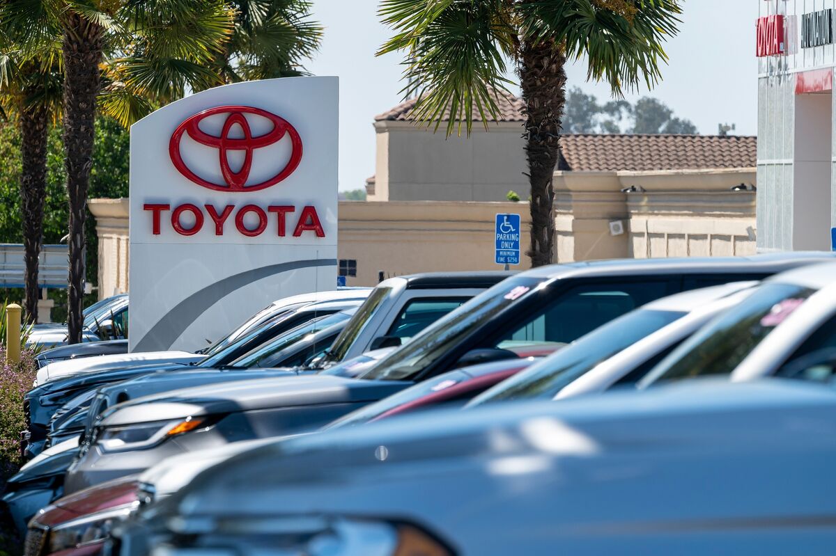 Asia Carmakers Fall as Trump Imposes 25% Auto Tariff - Bloomberg