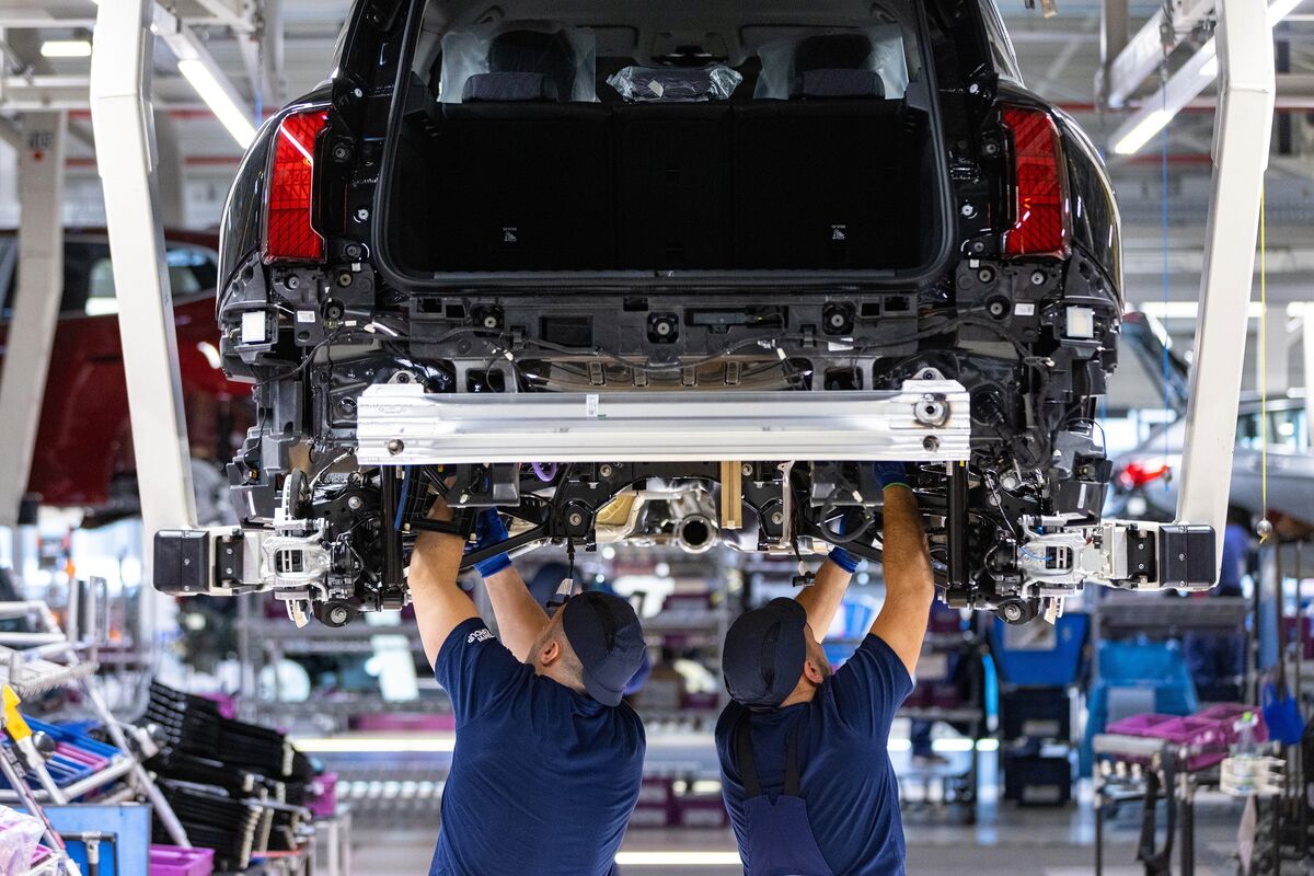 Euro-Zone Companies Expect Wage Growth to Moderate, ECB Says - Bloomberg