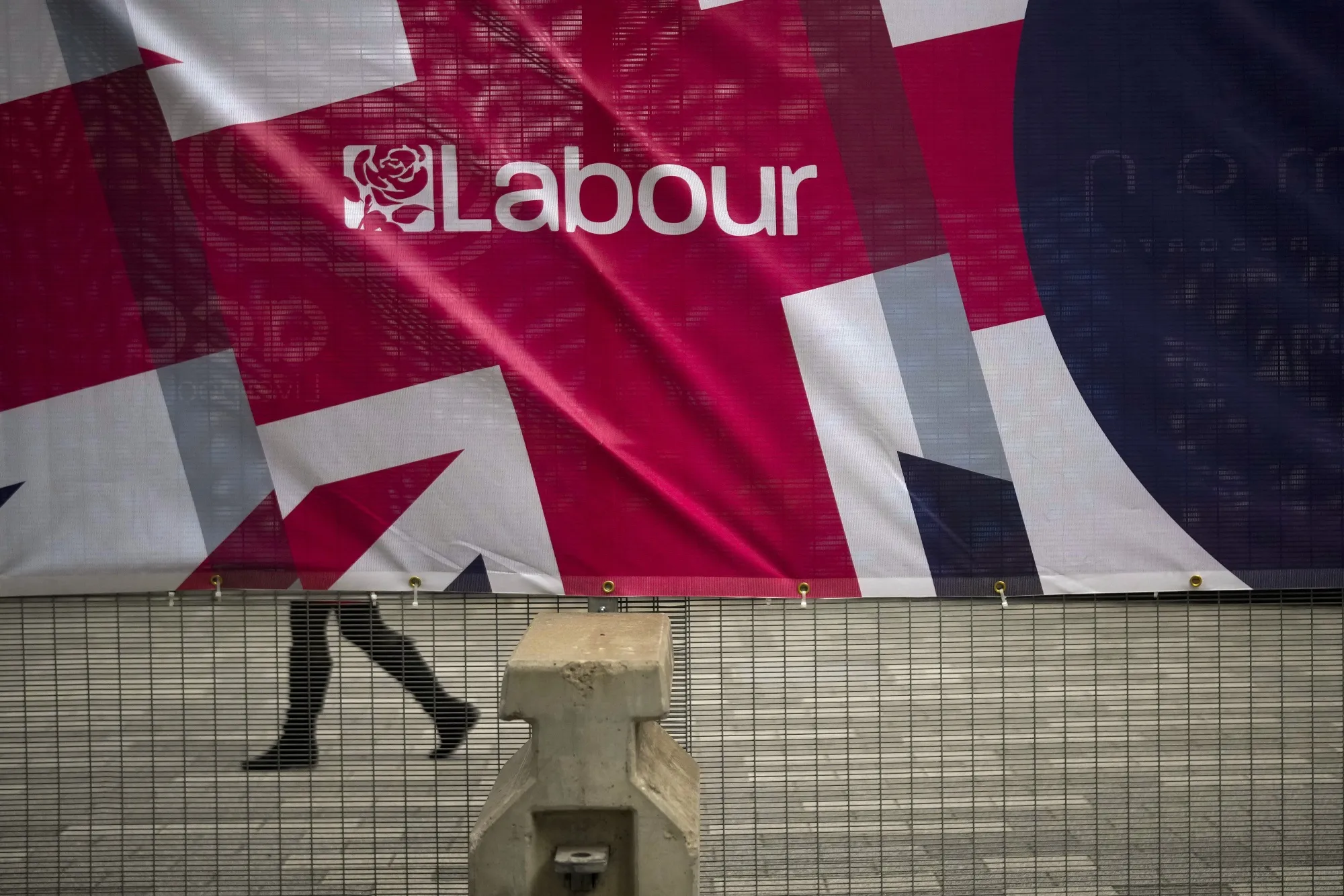Labour to Create UK Official ‘Cells’ to Tackle Hostile China - Bloomberg