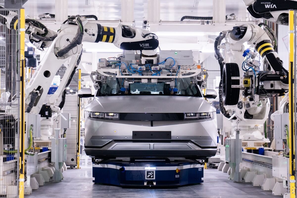 Hyundai Unveils Showpiece Robot-Powered EV Plant in Singapore - Bloomberg