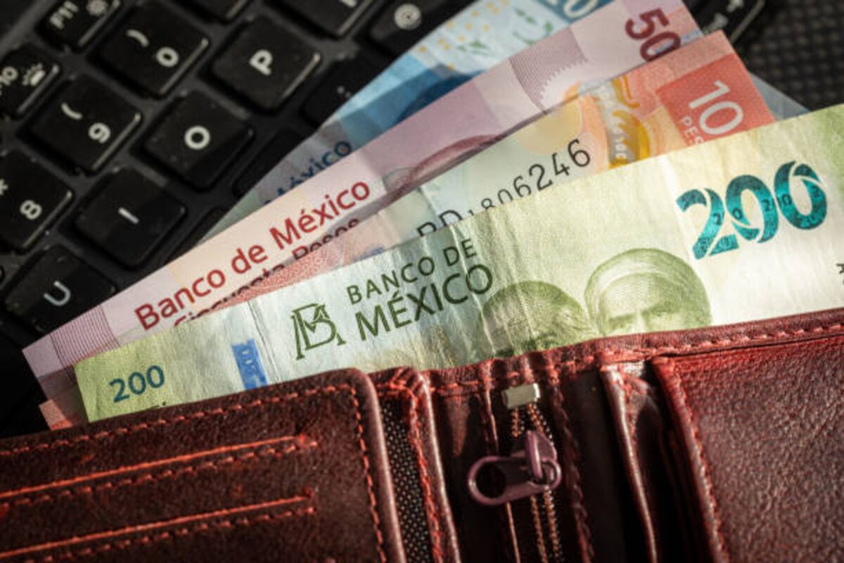 MXN anticipa mejor mes desde 2021 ante un dólar menos atractivo - Bloomberg