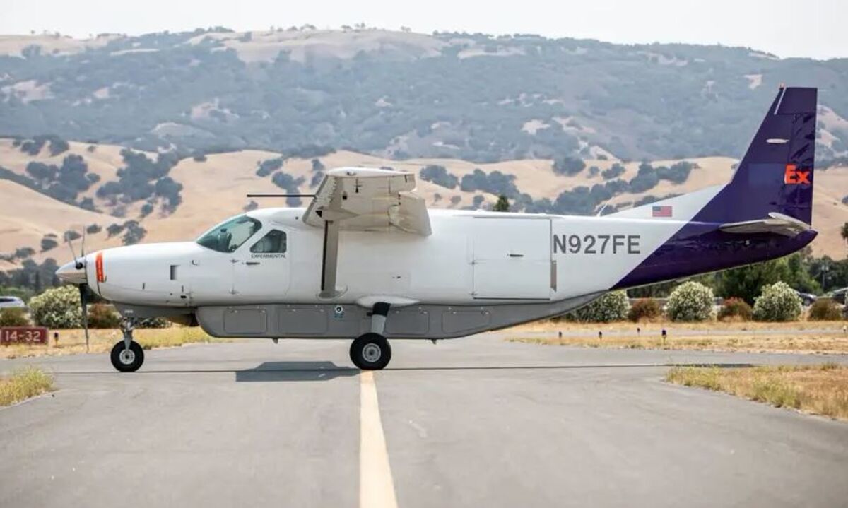 FedEx Seeks to Add Small Self-Flying Planes for Remote Areas - Bloomberg