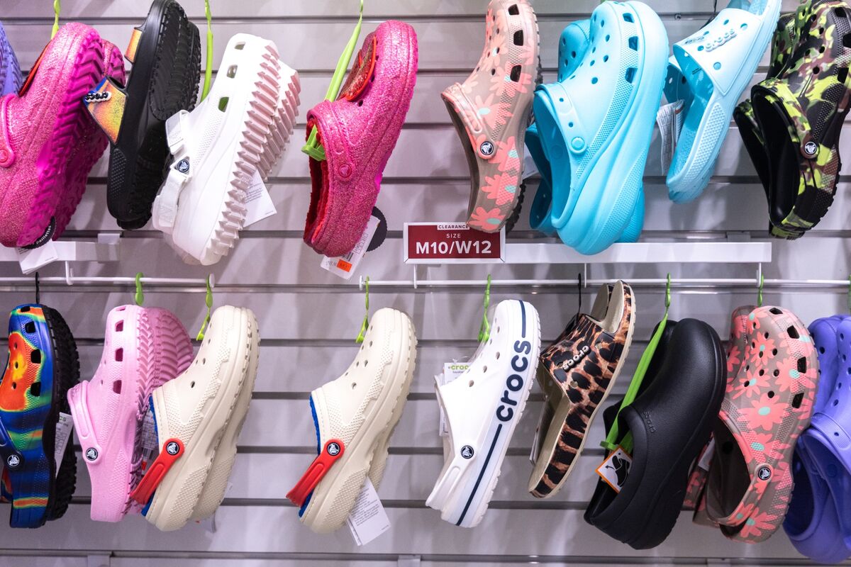 Prohibición de Crocs en escuelas de EE.UU. amenaza su dominio entre los niños - Bloomberg