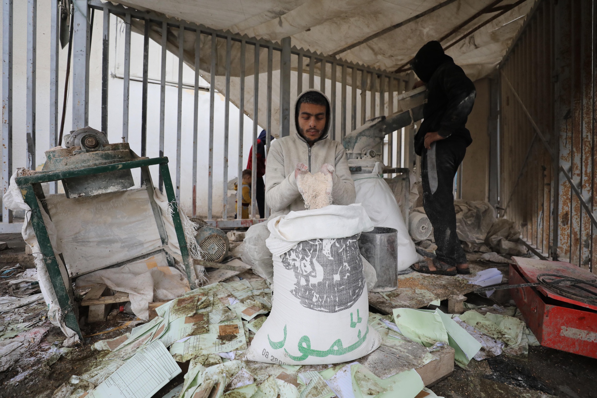 North Gazans Scrounge Animal Feed for Flour as Markets Empty - Bloomberg
