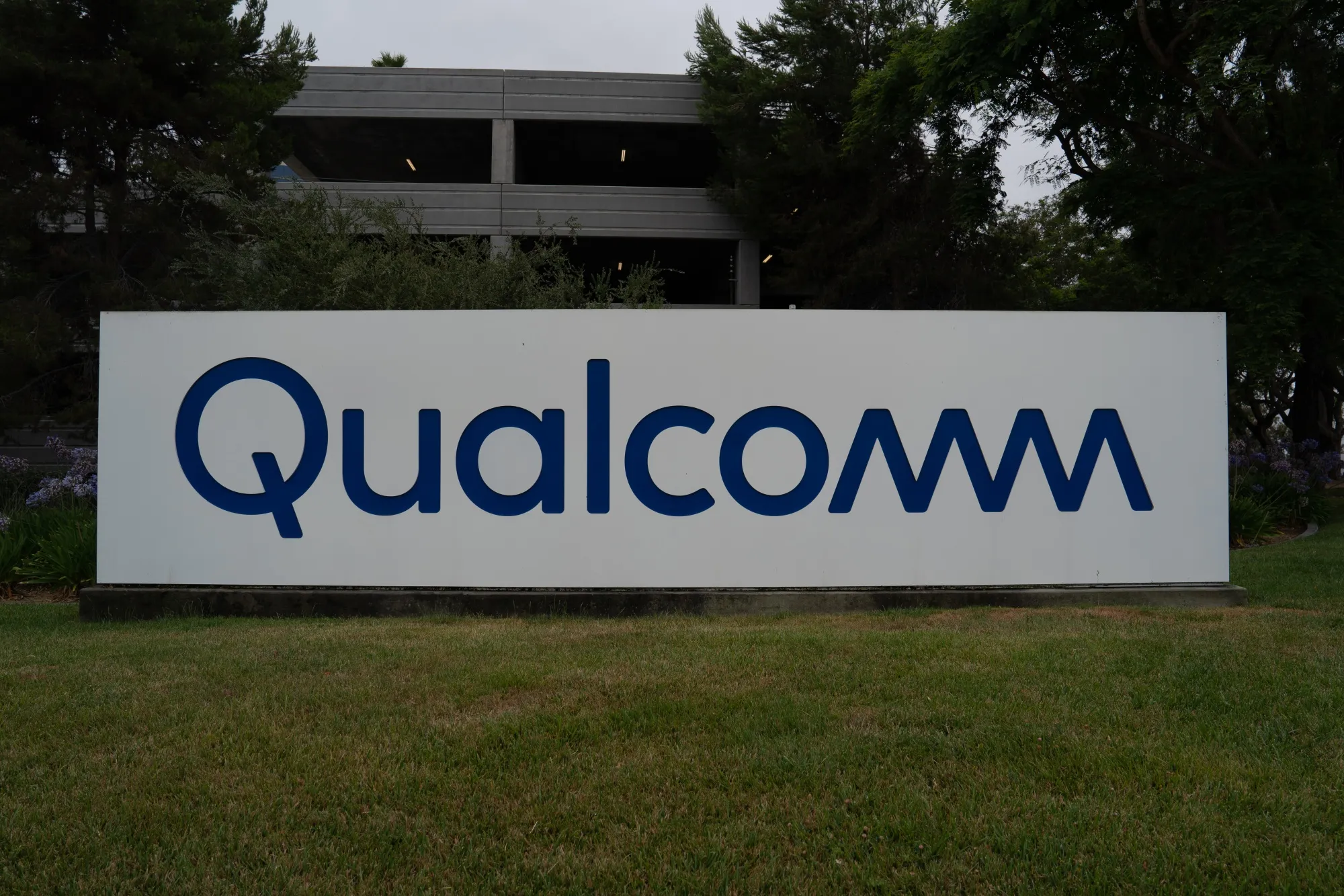Qualcomm (QCOM) Gives Lackluster Sales Forecast as Phone Slump Persists ...