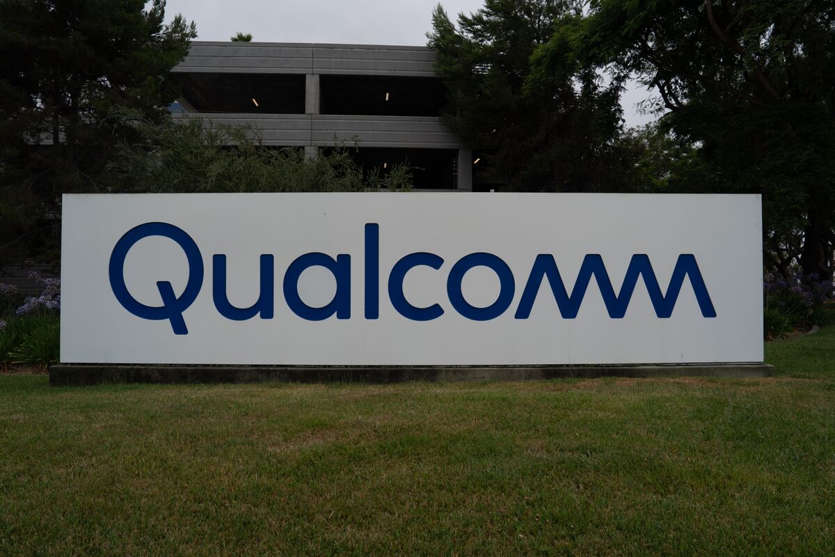 Qualcomm (QCOM) Gives Lackluster Sales Forecast as Phone Slump Persists - Bloomberg