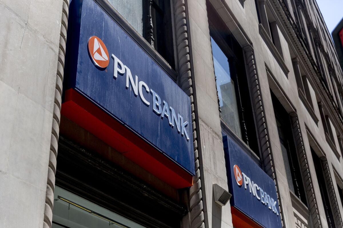 PNC Stock Tumbles After CFO Trims NII Forecast - Bloomberg