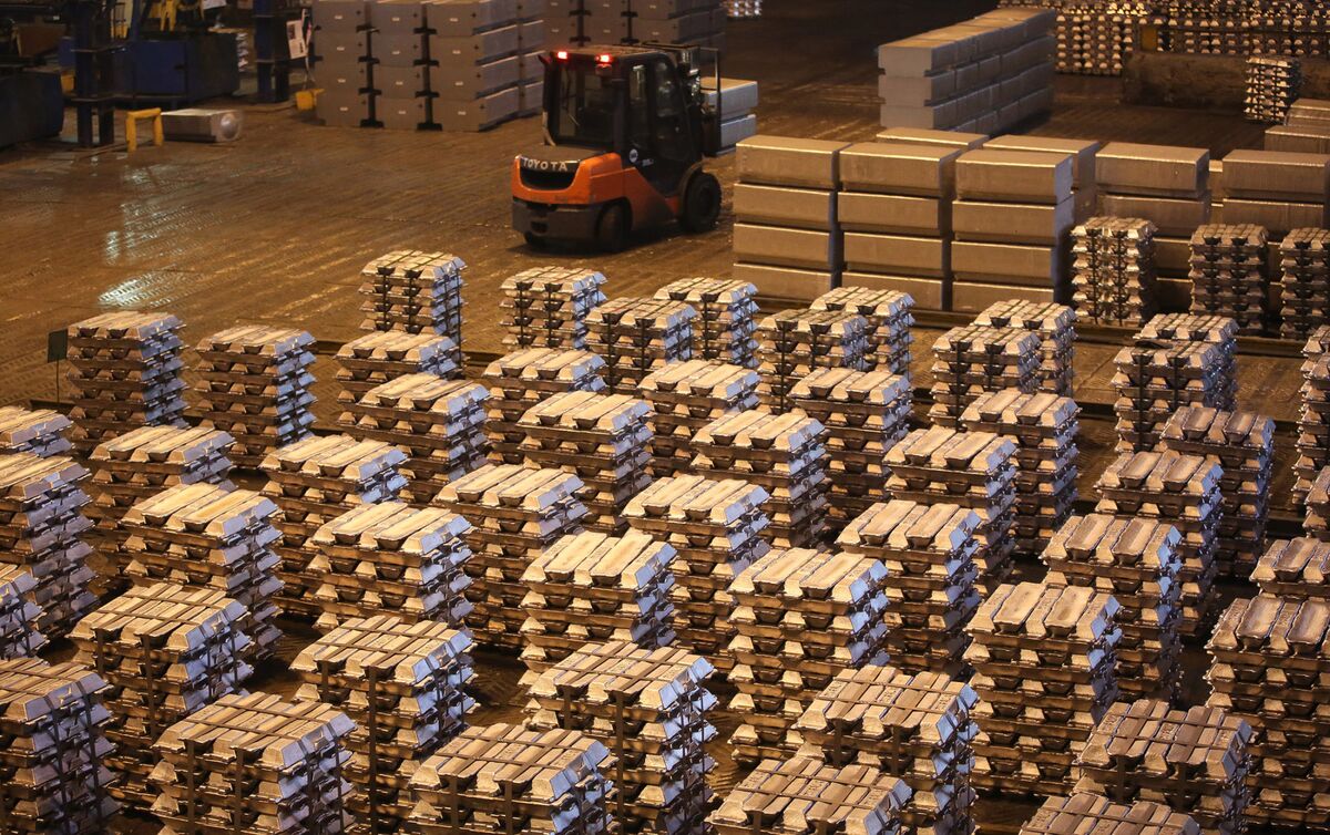 Trump Weighs Moves to Target Commodity Dumping Into U.S. - Bloomberg