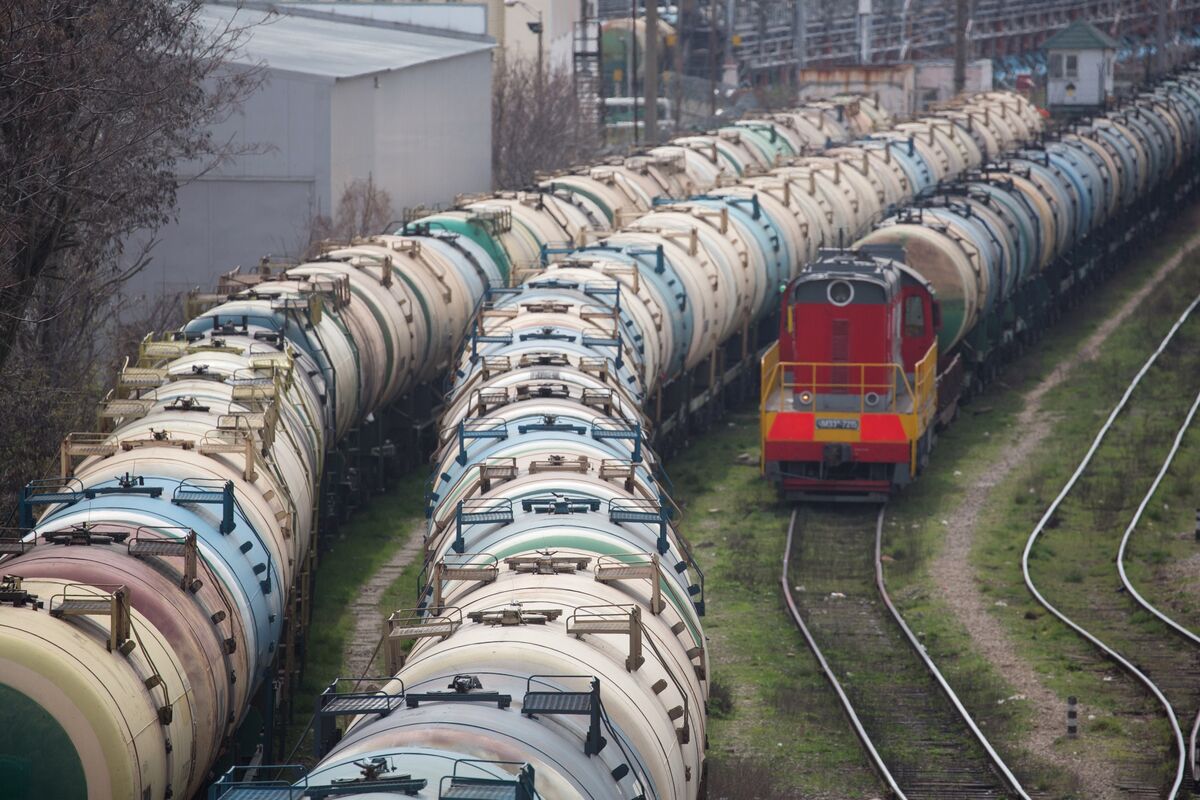 Russian Oil Refining Rises as Maintenance Ends, Fuel Ban Lifted - Bloomberg Russian Oil Refining Rises as Maintenance Ends, Fuel Ban Lifted - Bloomberg