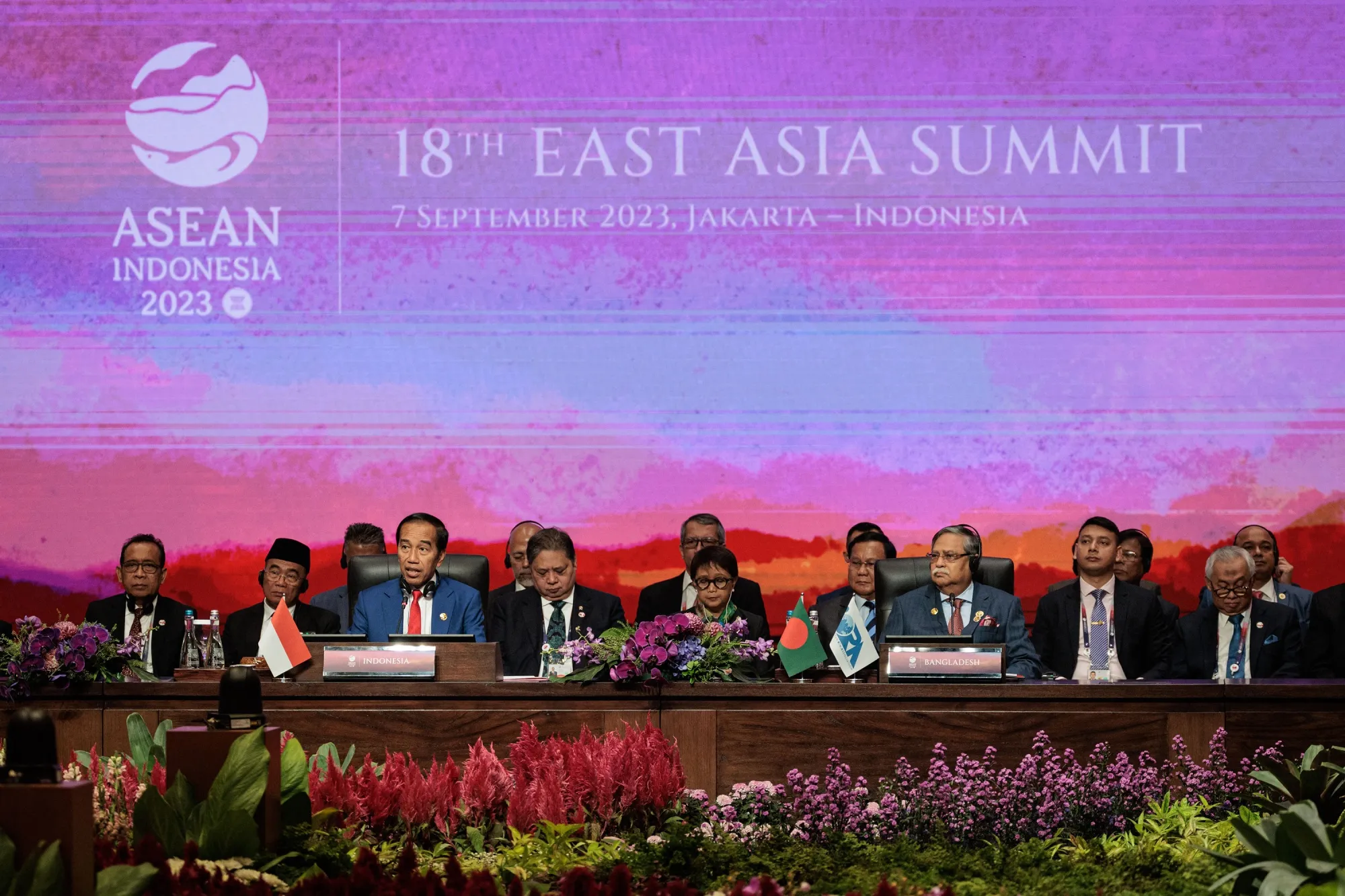 East Asia Bloc Including US Agrees on Statement Omitting War - Bloomberg