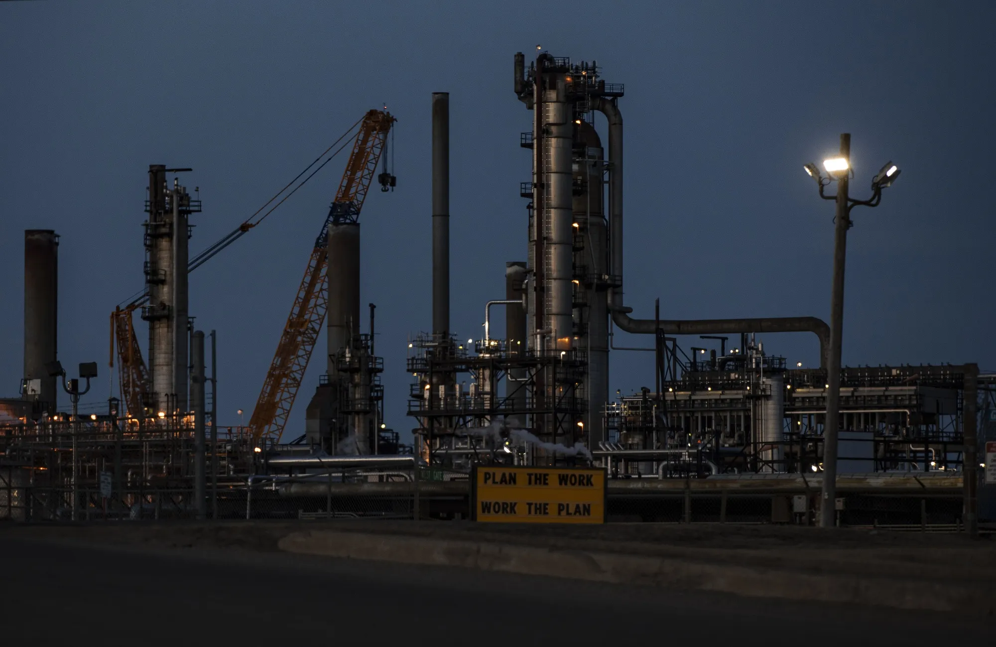 Canada to Curb Oil, Gas Emissions With Cap-and-Trade Regime - Bloomberg