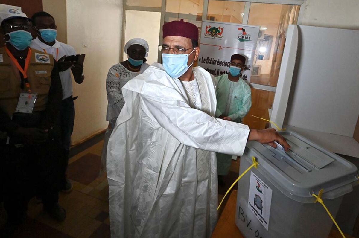 Niger Ruling Party Candidate, Ex-President in Runoff Vote - Bloomberg