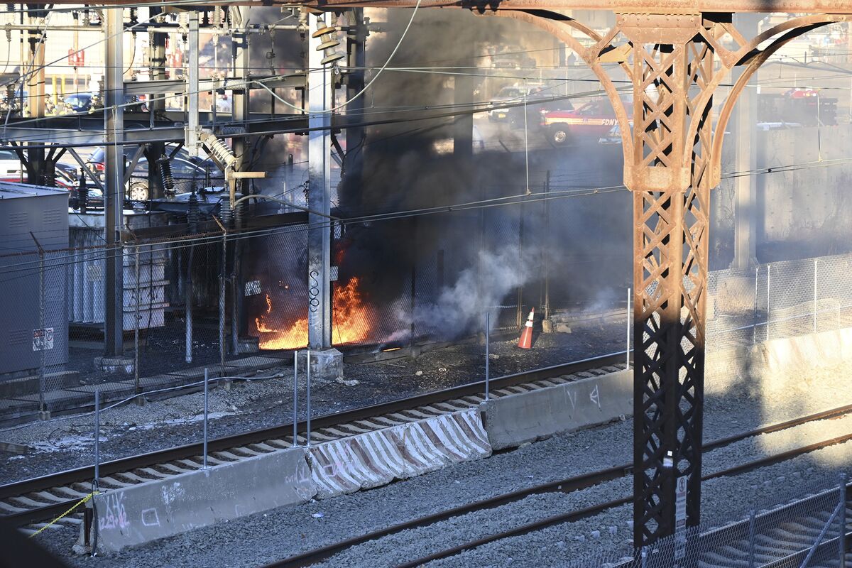Amtrak Resumes NYC-New Haven Service After Day-Long Delay - Bloomberg