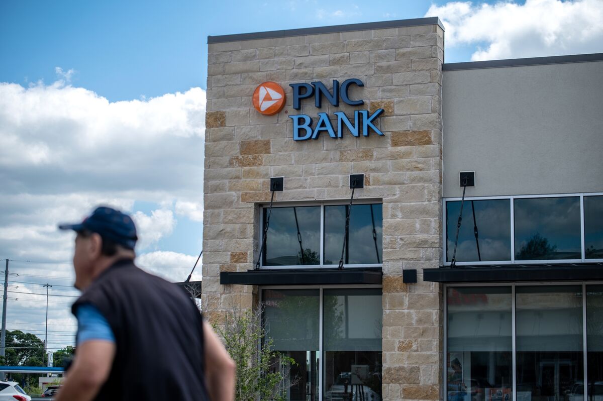 PNC Kicks Off US Regional Bank Earnings by Slashing Guidance - Bloomberg