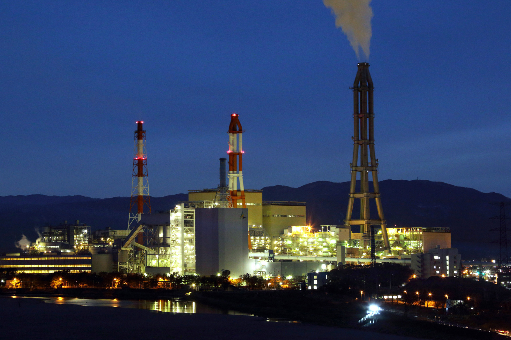 Japan Should Phase Out Coal Power by 2035, Climate Group says - Bloomberg