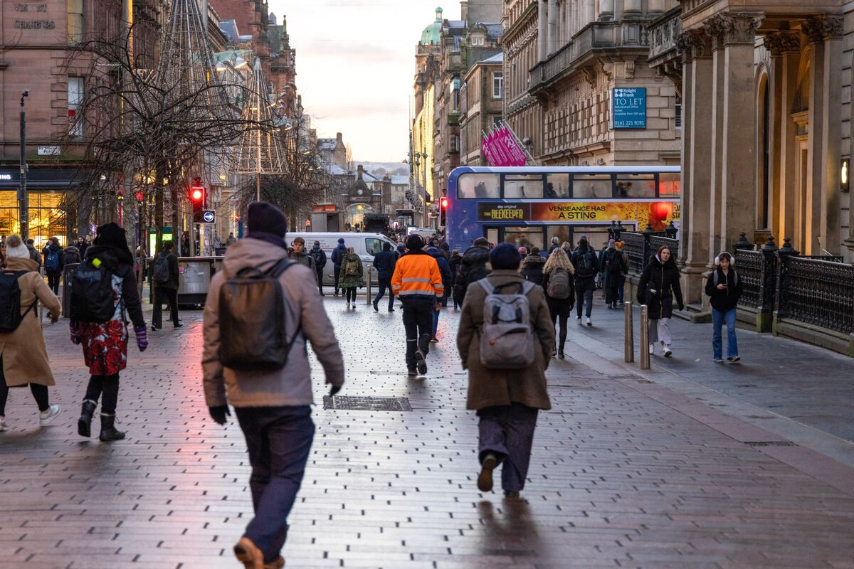 Surge in Non-EU Foreign Workers Spares UK Tighter Labor Market - Bloomberg