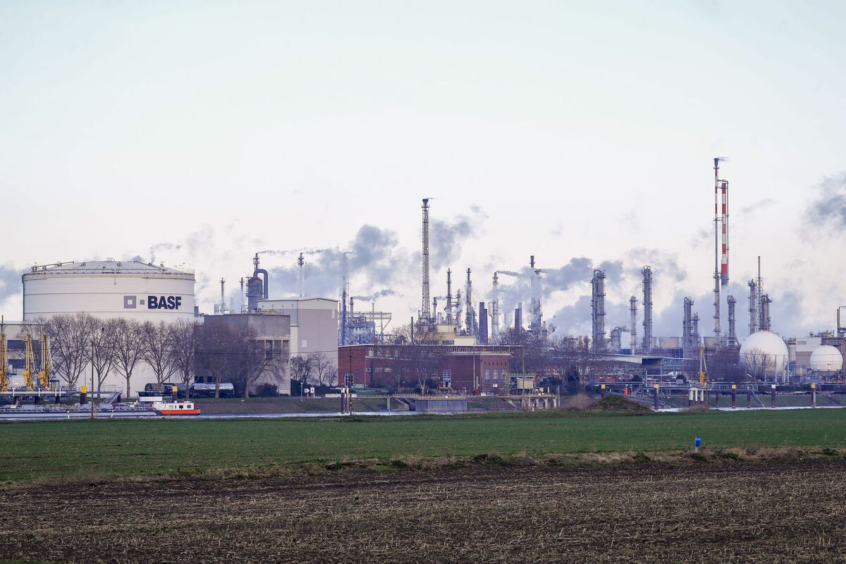 German Chemical Industry Expects Another Slump Next Year - Bloomberg