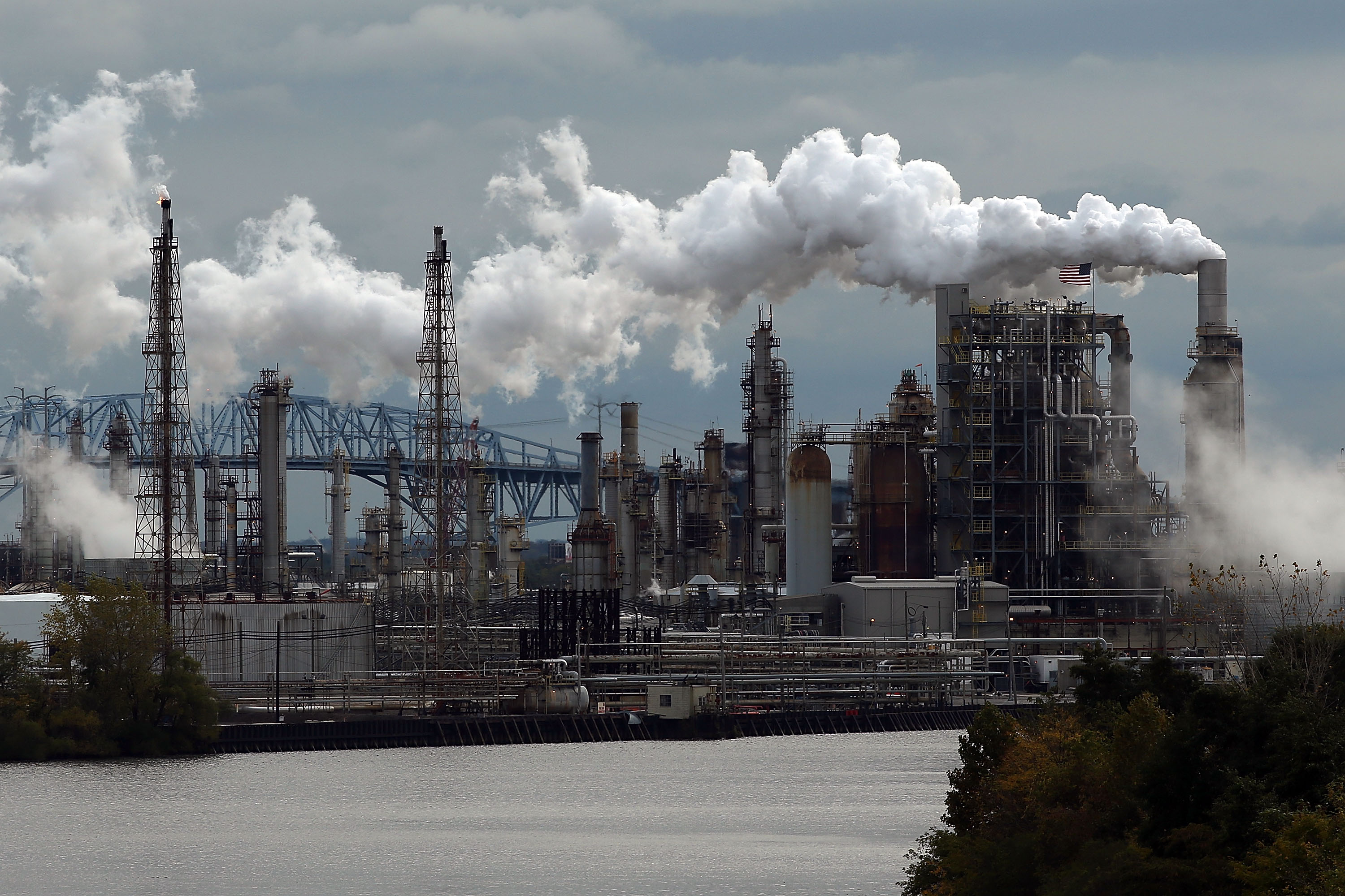 Biggest U.S. East Coast Oil Refinery Files for Bankruptcy - Bloomberg