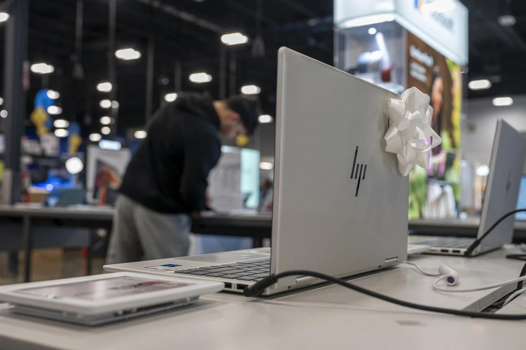 HP (HPQ) Gives Lackluster Profit Outlook on Slow PC Market Recovery ...
