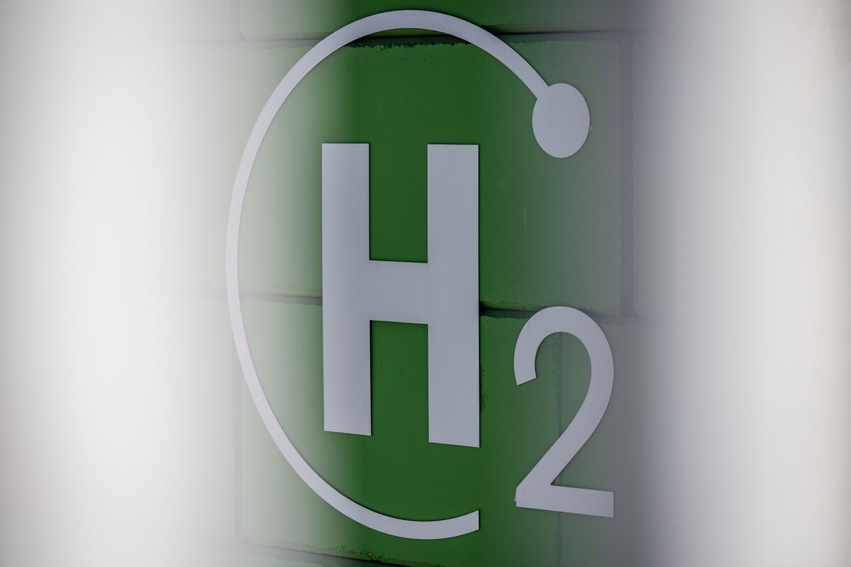 UK’s Gas Reliance Set to Last Longer on Slow Hydrogen Uptake - Bloomberg