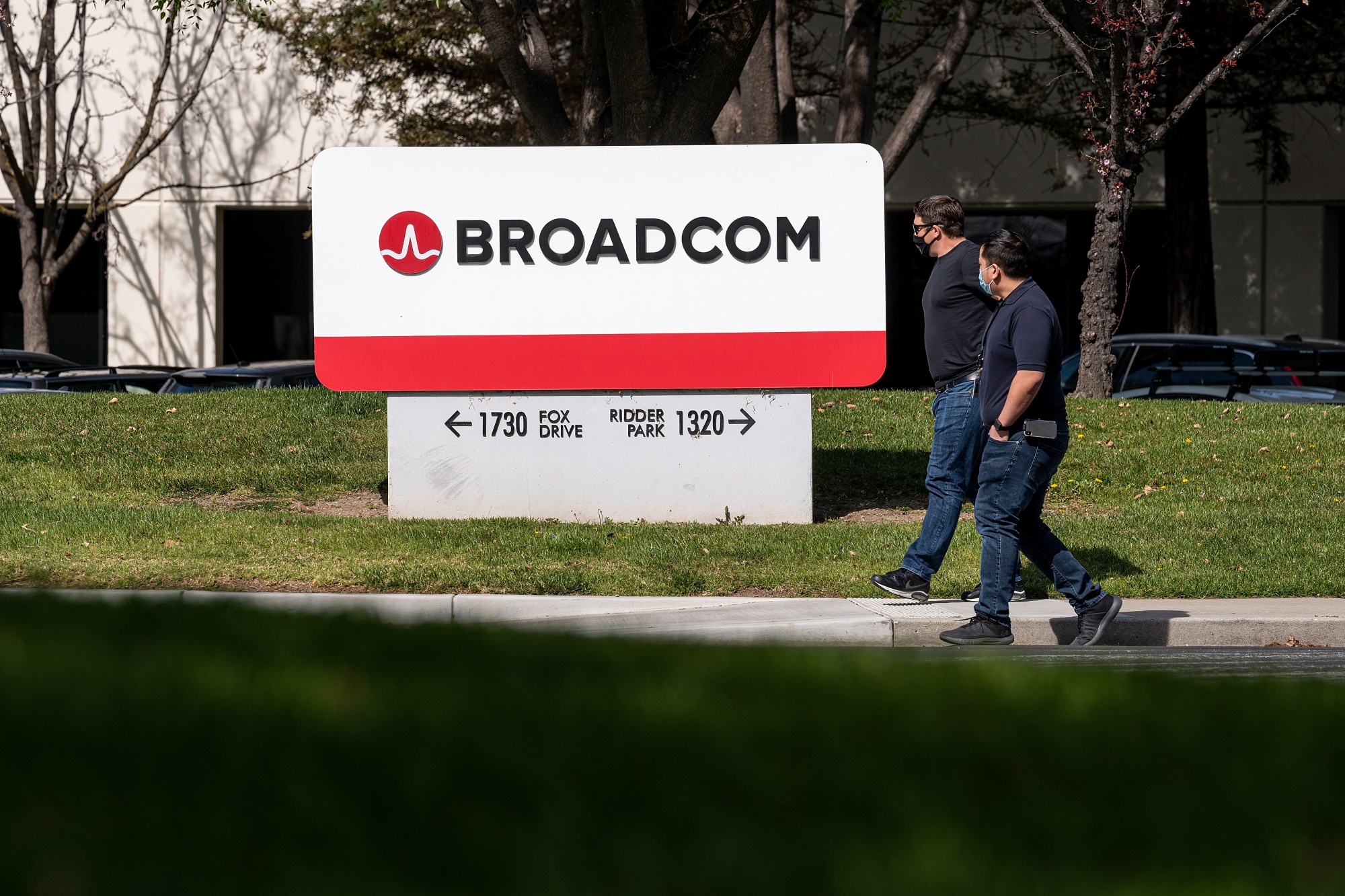 Broadcom Megabond Inches Closer as Firm Seals EU Merger Nod - Bloomberg