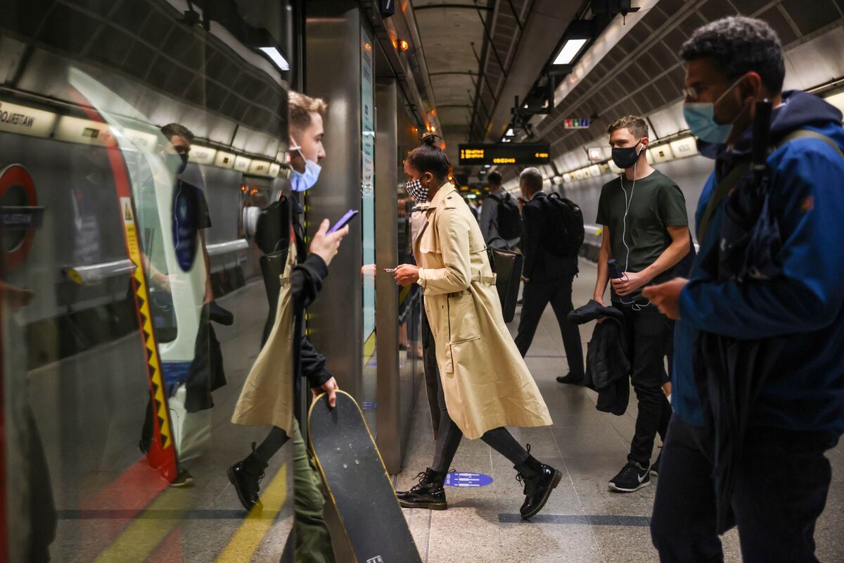 Face Masks Set to Remain Compulsory on London Underground - Bloomberg
